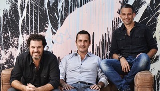 DOGS CAN FLY CELEBRA MODELO – Blog do Adonis